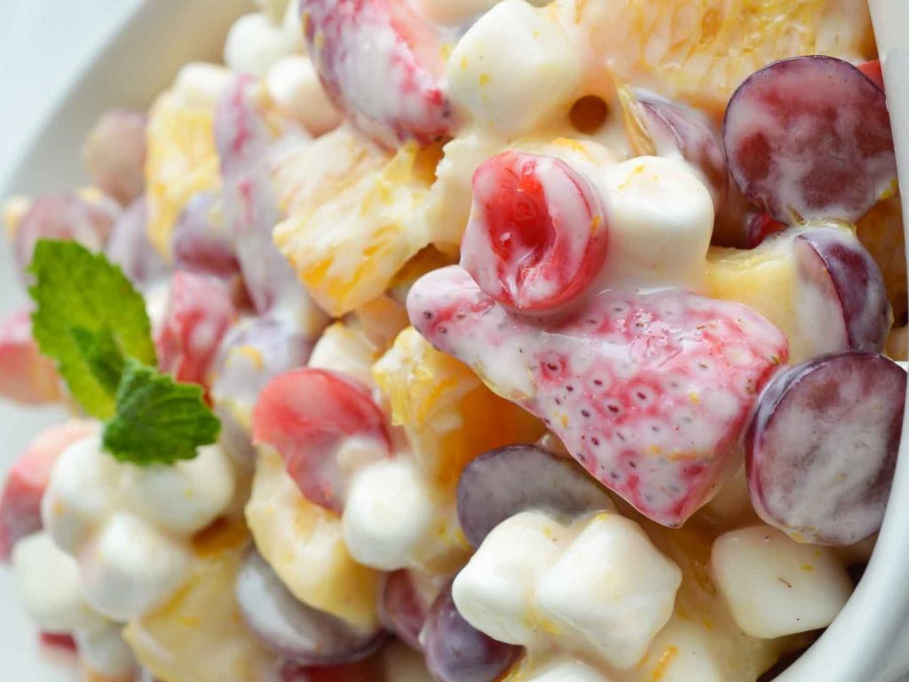 Ensalada de frutas con bombones | Receta fácil